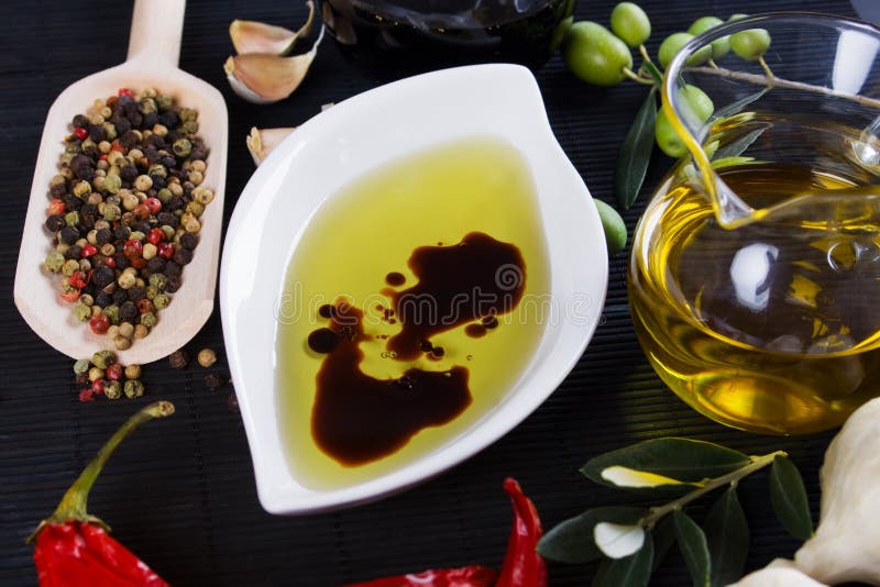 Huile D'olive, Vinaigre Balsamique, Ail, Sel Et Poivre - Sauce à ...