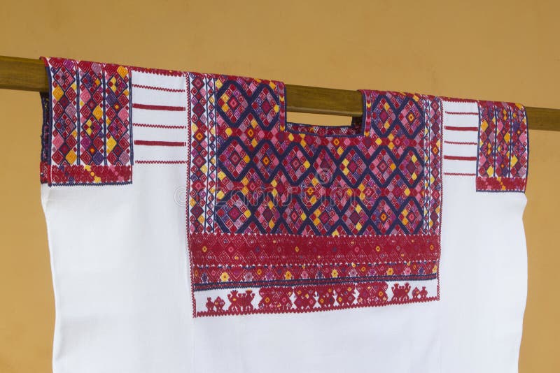 Huipil mexicano de yucatán foto de archivo. Imagen de extracto - 174344998