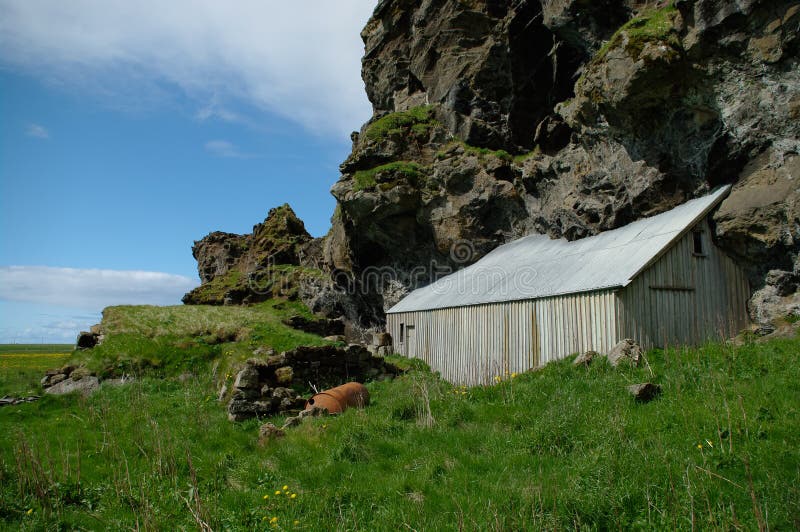 Huis ingebed in een rots stock foto. Image of ingesloten - 21388560