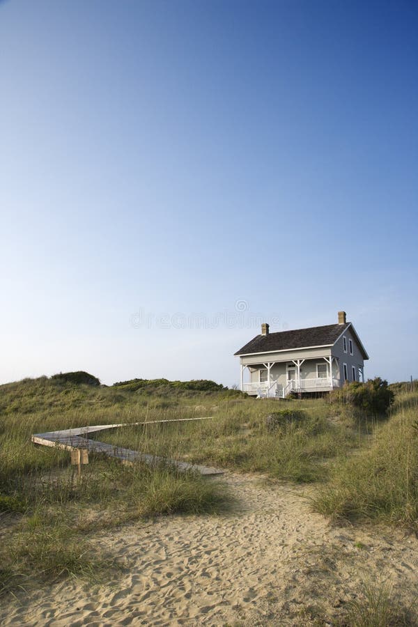 Huis Met Pad Naar Het Strand. Stock Foto - Image of hoofd, reis: 2038066