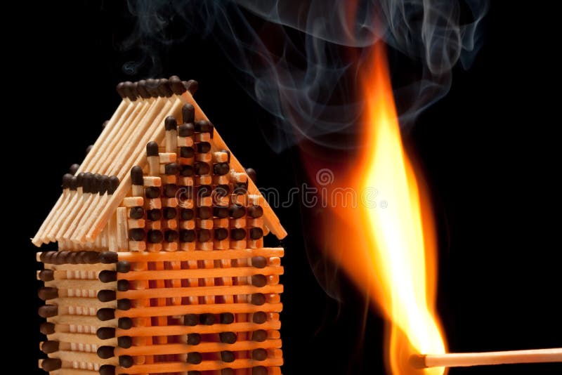 Huis op brand stock afbeelding. Image of huis, enkelvoudig - 13777627