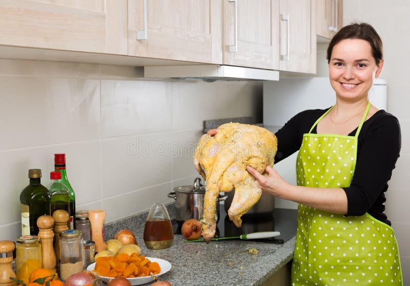 Huisvrouw Het Stellen Met Kapoen Stock Foto - Image of kleding ...