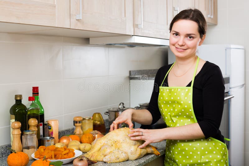 Huisvrouw Het Stellen Met Kapoen Stock Foto - Image of chef, persoon ...