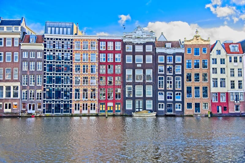 Huizen in Amsterdam stock foto. Image of bezinning, cultuur - 107381452