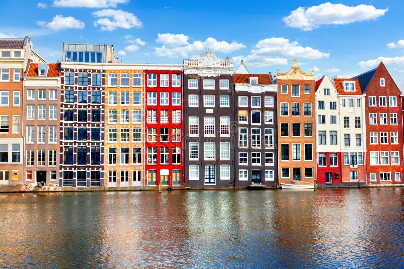 Rijtjeshuizen in Amsterdam stock foto. Image of traditioneel - 33313924