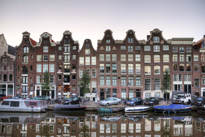 Huizen in De Stad Amsterdam Stock Afbeelding - Image of beroemd ...