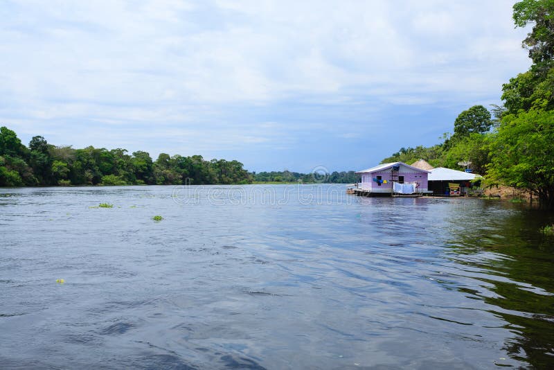 Huizen Langs Amazonas-rivier Braziliaans Panorama Stock Foto - Image of ...