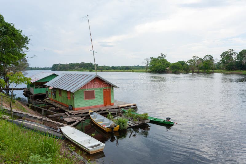 Huizen Langs Amazonas-rivier Braziliaans Panorama Stock Foto - Image of ...