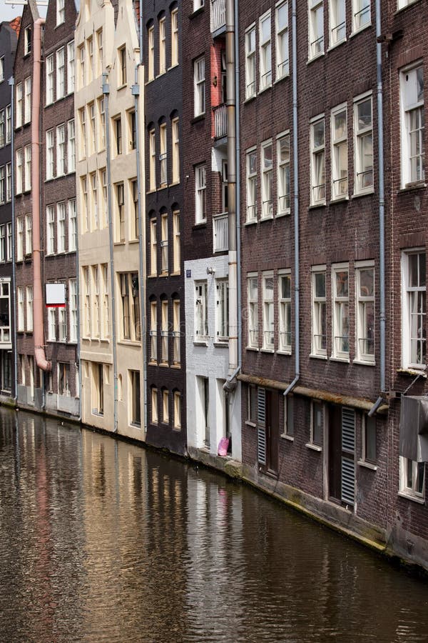 Huizen in Oude Stad Van Amsterdam Stock Afbeelding - Image of ...