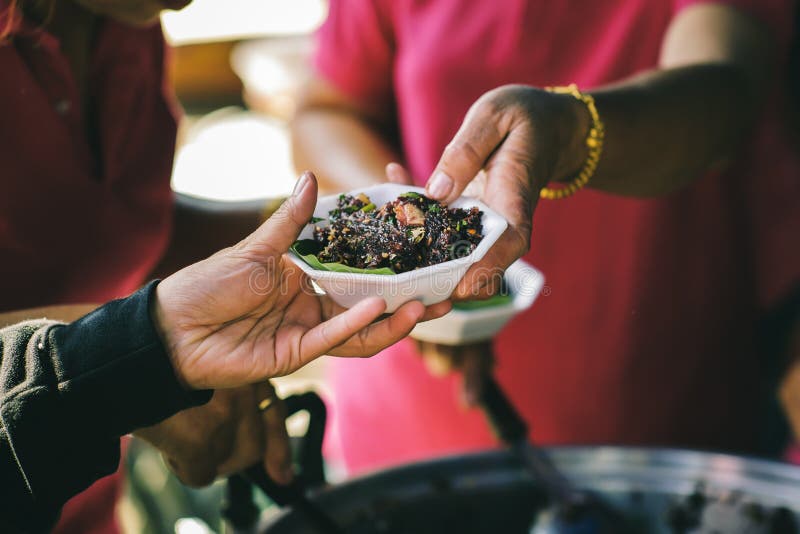 Hulp Bieden Bij Voedsel, Hulp, Voedsel Doneren Aan Daklozen Stock ...