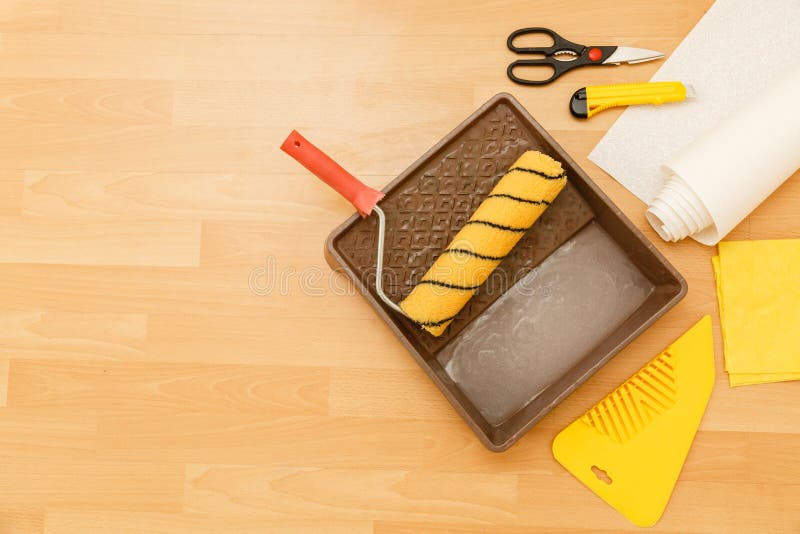 Hulpmiddelen Om Behang Te Lijmen Vernieuwing Stock Foto - Image of ...