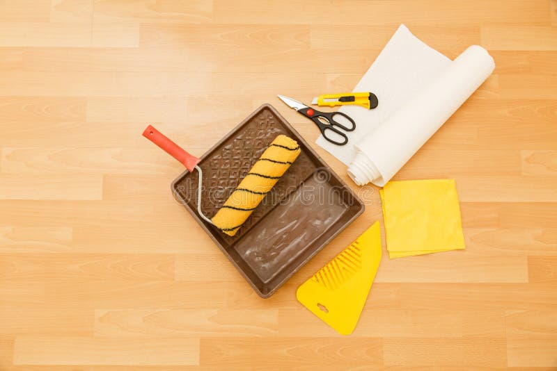 Hulpmiddelen Om Behang Te Lijmen Stock Foto - Image of laminaat, groep ...