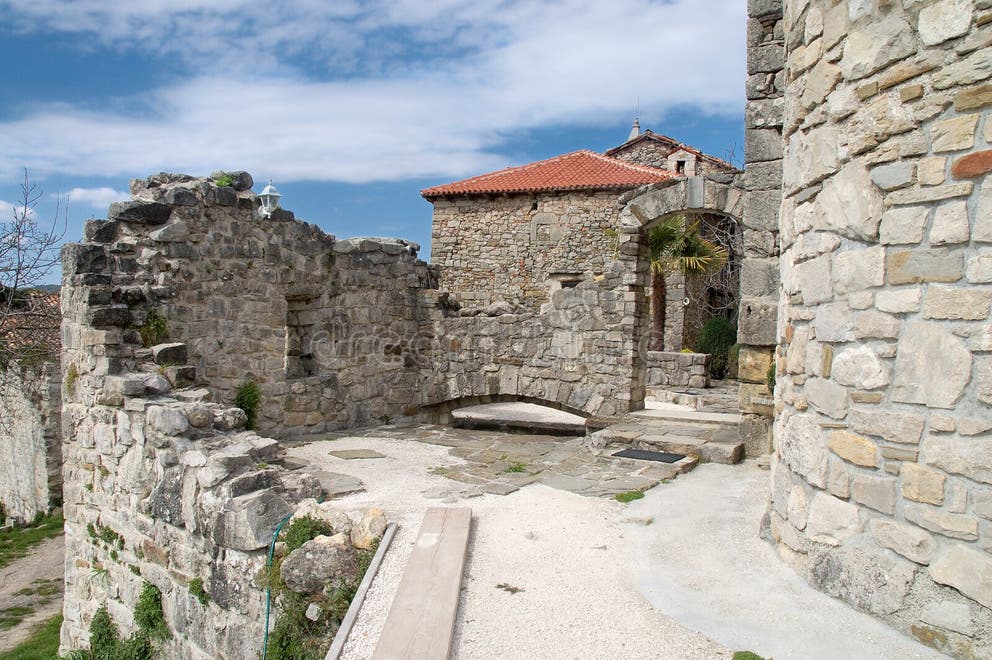 Hum - Smallest Town on Earth Stock Image - Image of sunny, ancient: 4837757