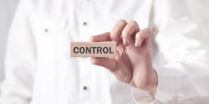 Humanos Mostrando La Palabra De Control En Bloques De Madera Foto de ...