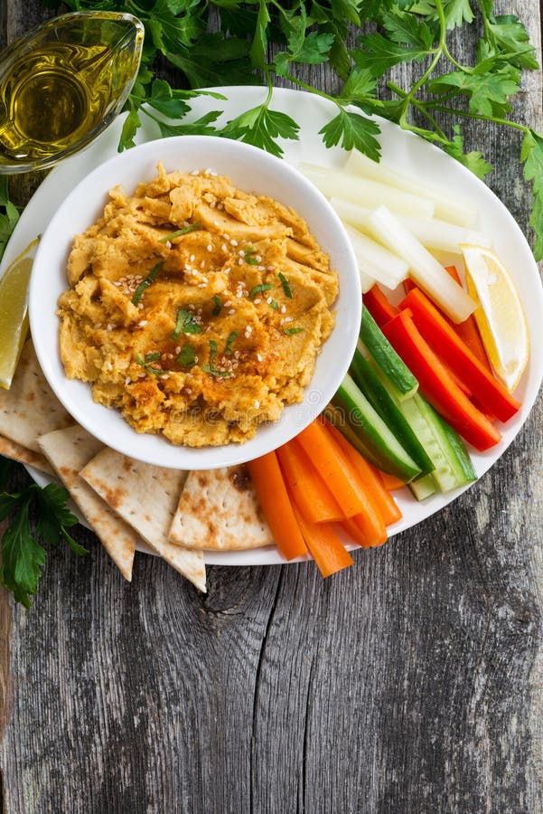 Hummus árabe Do Molho Com Flatbread E Os Legumes Frescos Imagem de ...
