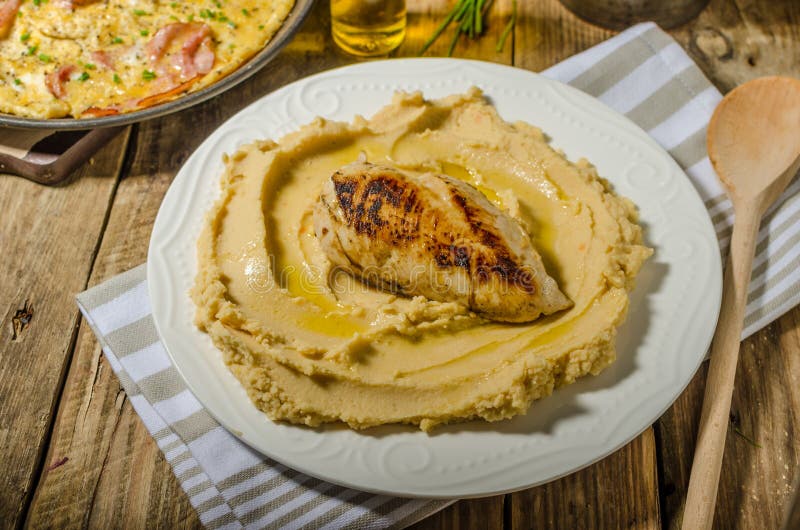 Hummus De Las Lentes Con El Filete Del Pollo Foto de archivo - Imagen ...