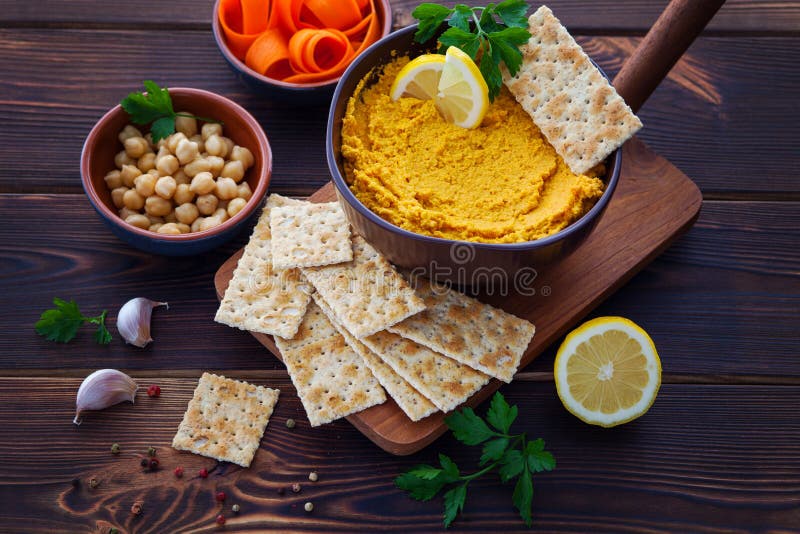 Hummus Dei Ceci E Della Carota Con I Cracker Immagine Stock - Immagine di spuntino, hummus ...