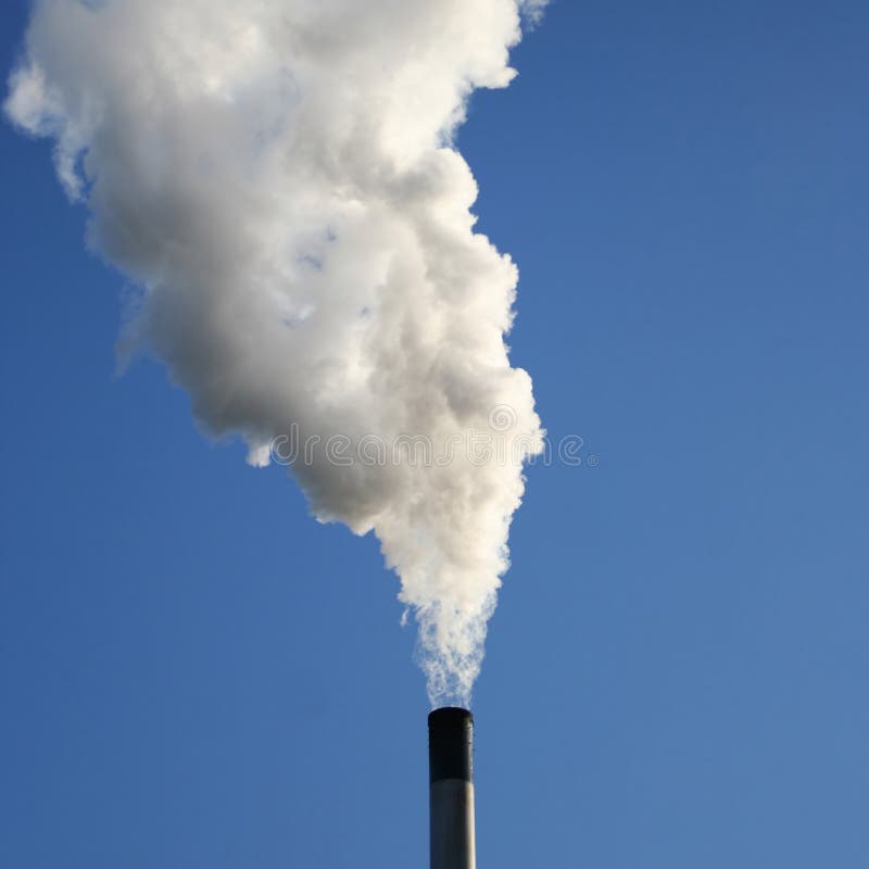 Humo Blanco Billowing De La Chimenea Foto de archivo - Imagen de ...