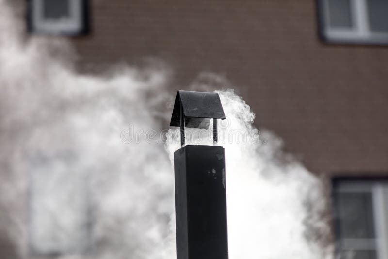 Humo De La Chimenea En El Tejado De La Casa Imagen de archivo - Imagen ...