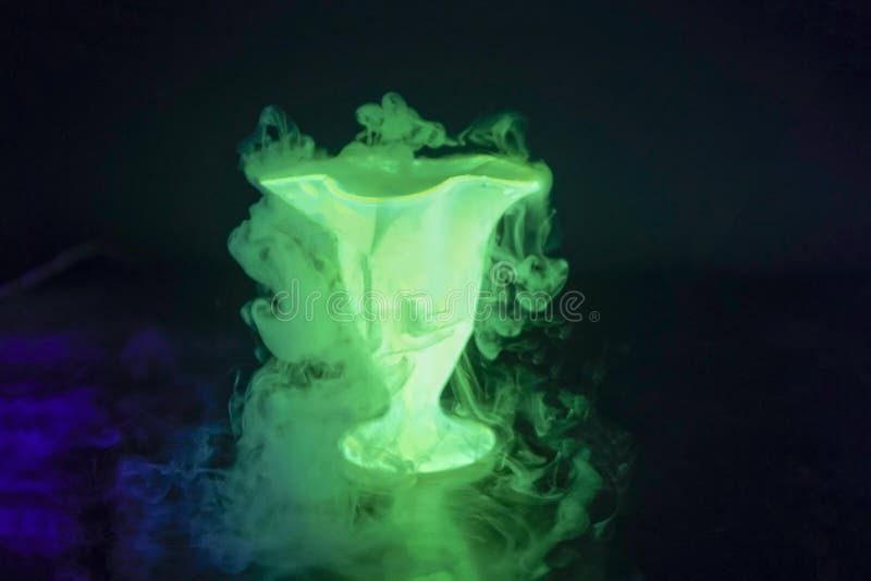 Humo Coloreado Que Fluye De Un Tarro De Cristal Foto de archivo ...