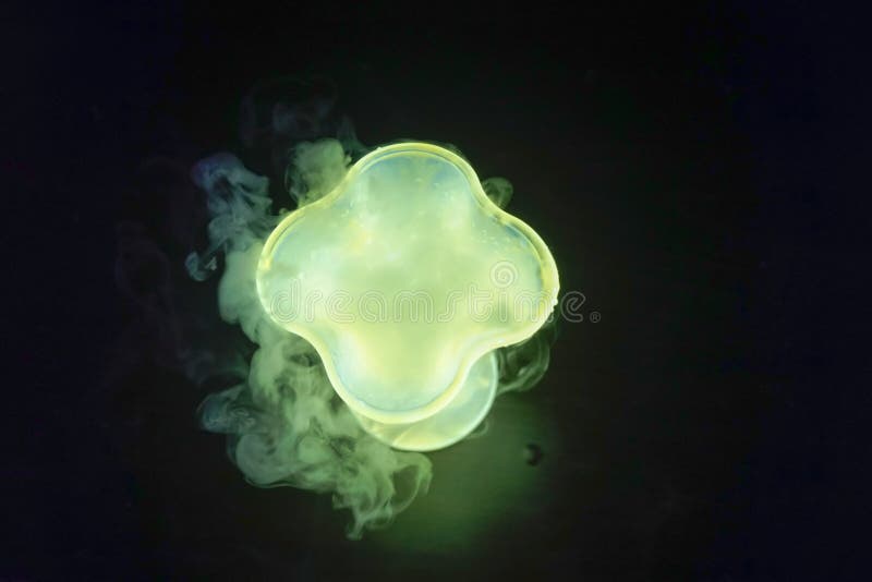 Humo Coloreado Que Fluye De Un Tarro De Cristal Foto de archivo ...