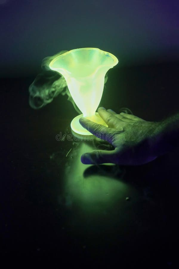 Humo Coloreado Que Fluye De Un Tarro De Cristal Foto de archivo ...