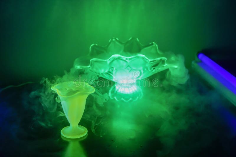 Humo Coloreado Que Fluye De Un Tarro De Cristal Imagen de archivo ...