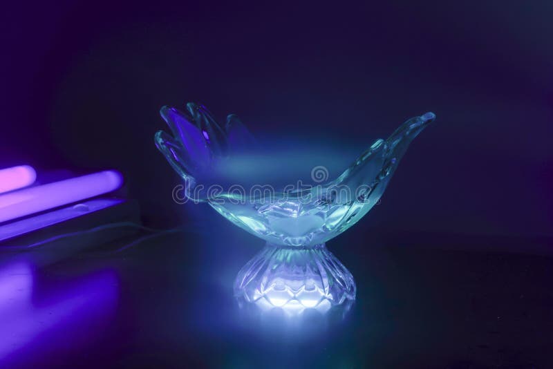 Humo Coloreado Que Fluye De Un Tarro De Cristal Foto de archivo ...