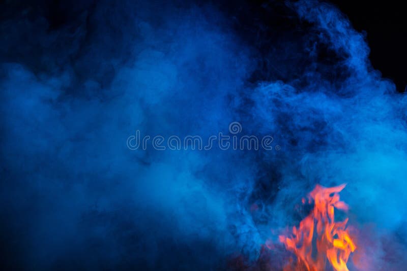 Humo De Color Azul Con Llamas Foto de archivo - Imagen de llamas, color ...