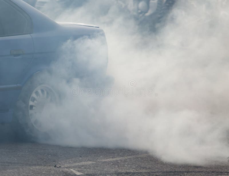 Humo De Debajo Las Ruedas Del Coche Imagen de archivo - Imagen de ...