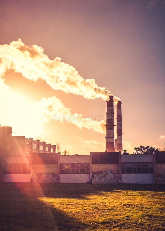 Humo de la chimenea foto de archivo. Imagen de vilnius - 63557416