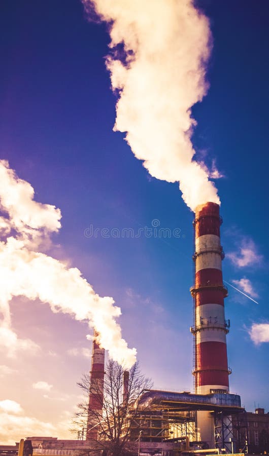 Smokes Que Viene De Las Chimeneas En Ciudad Foto de archivo - Imagen de ...