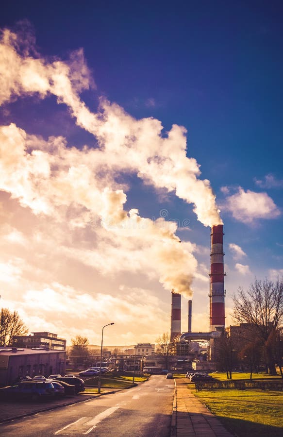Smokes Que Viene De Las Chimeneas En Ciudad Foto de archivo - Imagen de ...