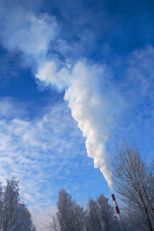 Chimenea que emite humo imagen de archivo. Imagen de potencia - 13639581