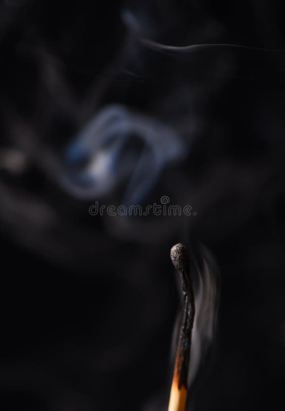 Humo De Un Partido De Madera Extinto Foto de archivo - Imagen de color ...