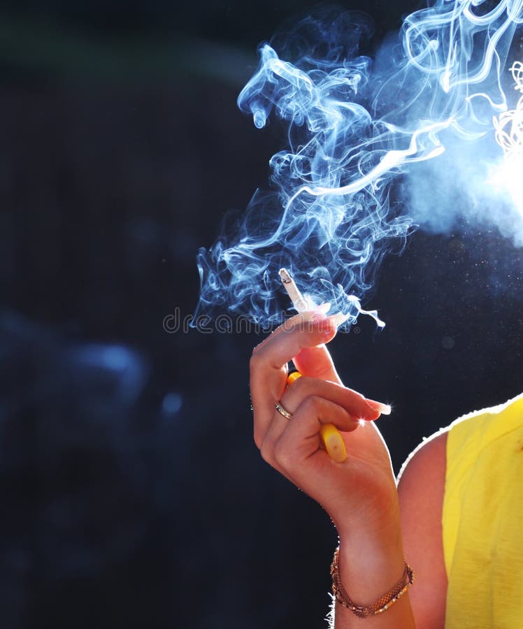 Humo del cigarrillo foto de archivo. Imagen de quema - 15609380