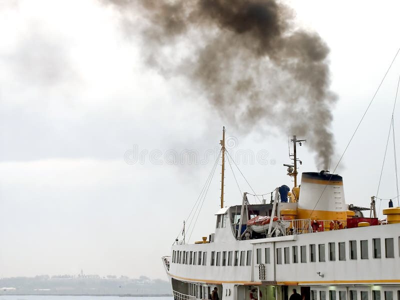 Chimenea Del Barco De Vapor Con Humo Negro Imagen de archivo - Imagen ...