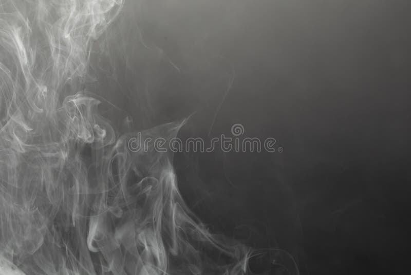 Humo denso en fondo negro imagen de archivo. Imagen de denso - 136867505