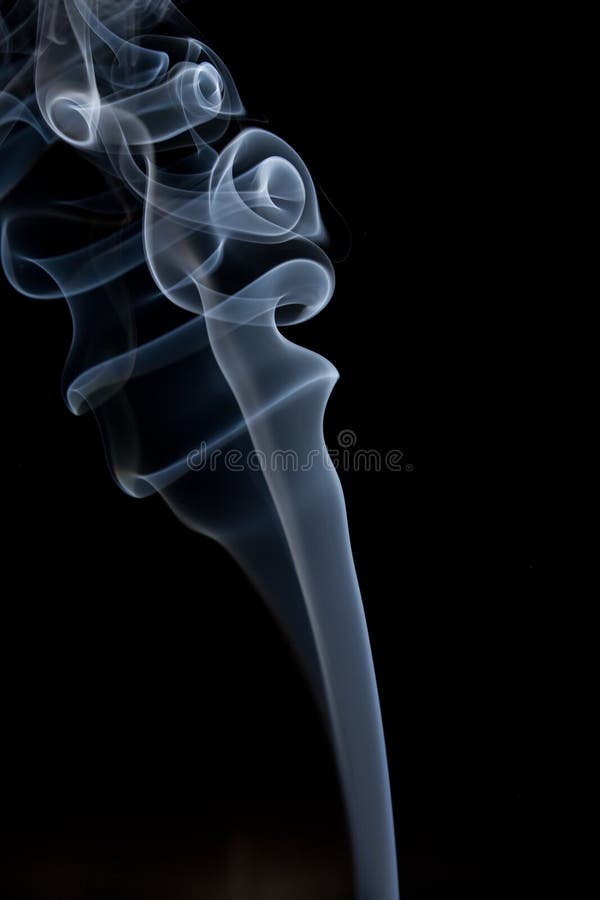 Conos Ardientes Del Incienso Con Humo Intenso En Fondo Negro Foto de ...