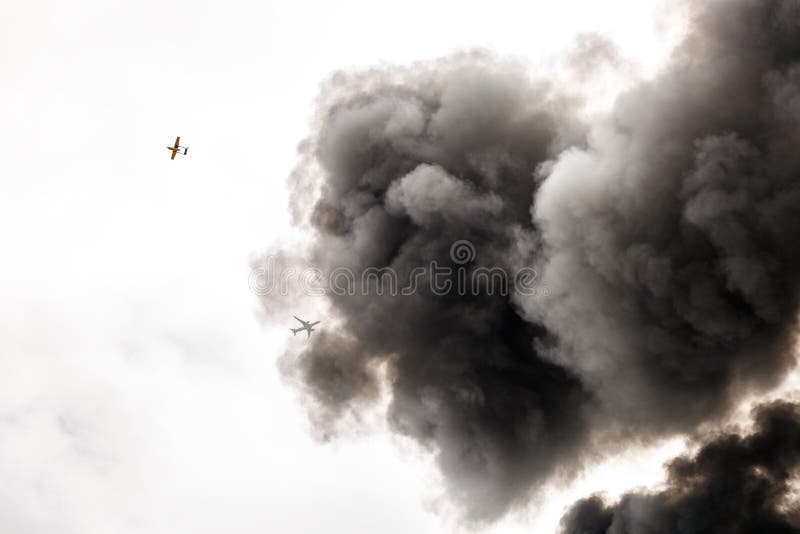 El Humo Grueso De Un Fuego Cubre El Cielo De Una Población Imagen de ...