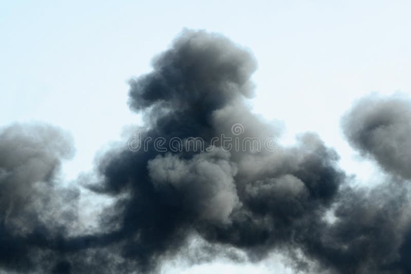Humo negro foto de archivo. Imagen de cielo, nube, espantoso - 1096342