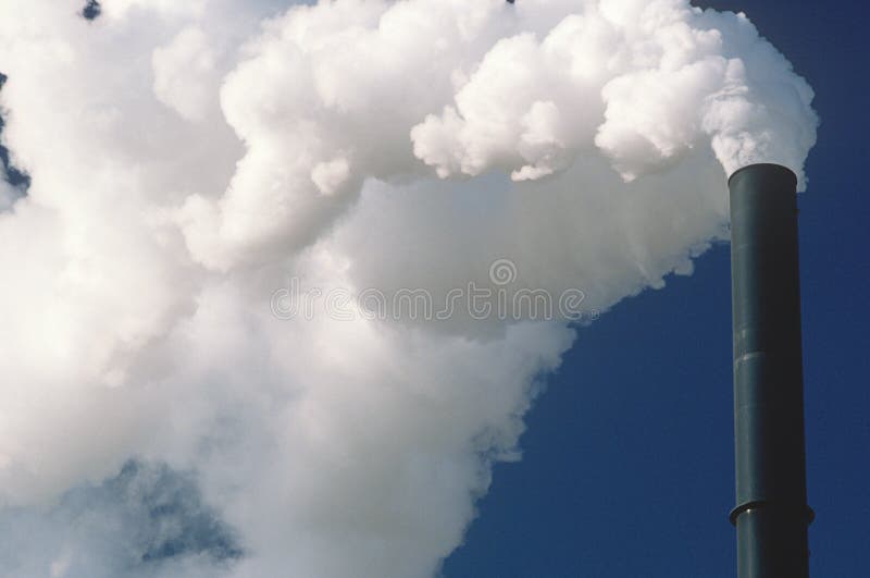 Humo Que Sale De La Chimenea Foto de archivo - Imagen de vertical ...