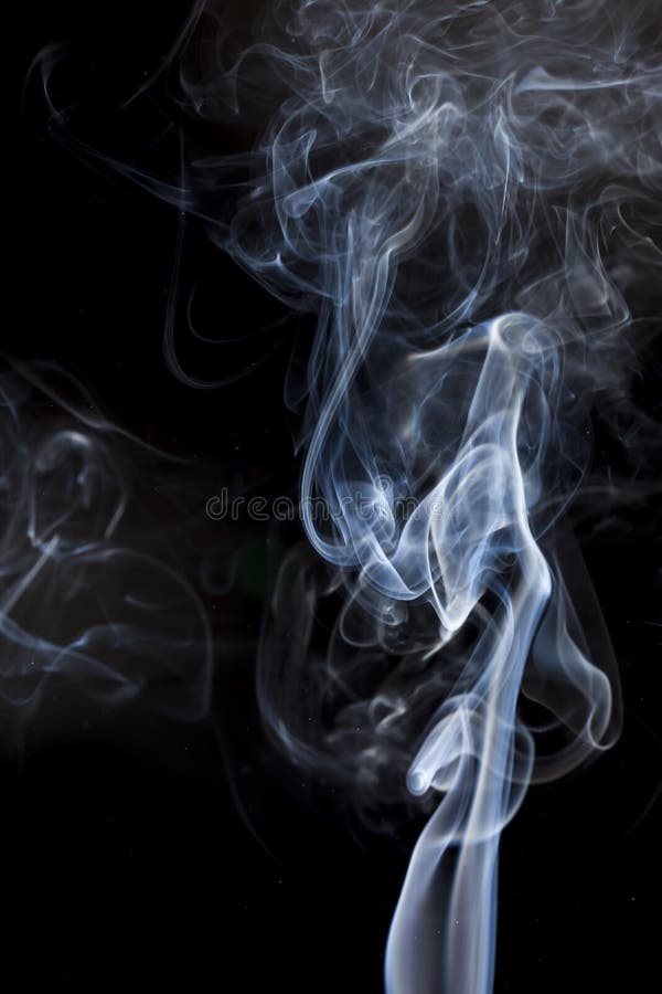 Humo sobre fondo negro foto de archivo. Imagen de fuego - 216496720