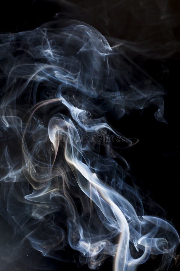 Humo sobre fondo negro imagen de archivo. Imagen de calina - 220250617