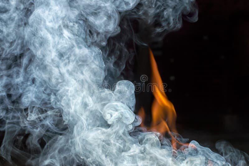 Quemadura Controlada Del Fuego En Extremidad De Los Desperdicios Con ...