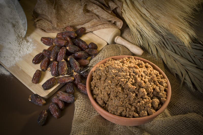 Hunaini, Doces Tradicionais Sauditas Feitos Das Datas E Saj Imagem de ...