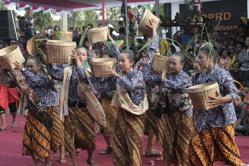 Hundreds Dance Staged in Sukoharjo Editorial Image - Image of dance ...