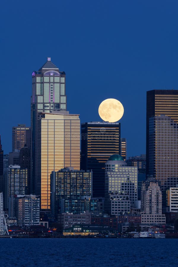 Hunter S Moon Rises Behind the Downtown Seattle Skyline Editorial Stock ...