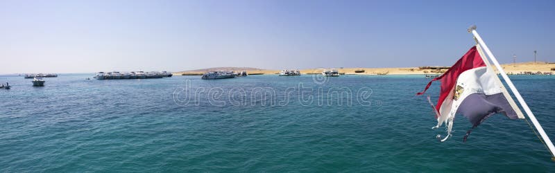 Havet Vid Hurghada Med En Egyptisk Flagga Fotografering för Bildbyråer ...