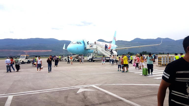 People Getting Off the Plane Editorial Photo - Image of chinese, park ...